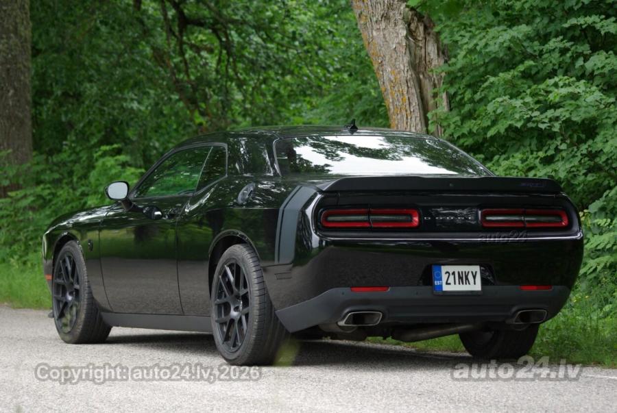 Black Dodge Challenger 2015 in Tartu, with an engine capacity of 6.40 L and mileage of 137 thousand km for 23900 €, photo 5 on AUTOMOTO.COM.LV