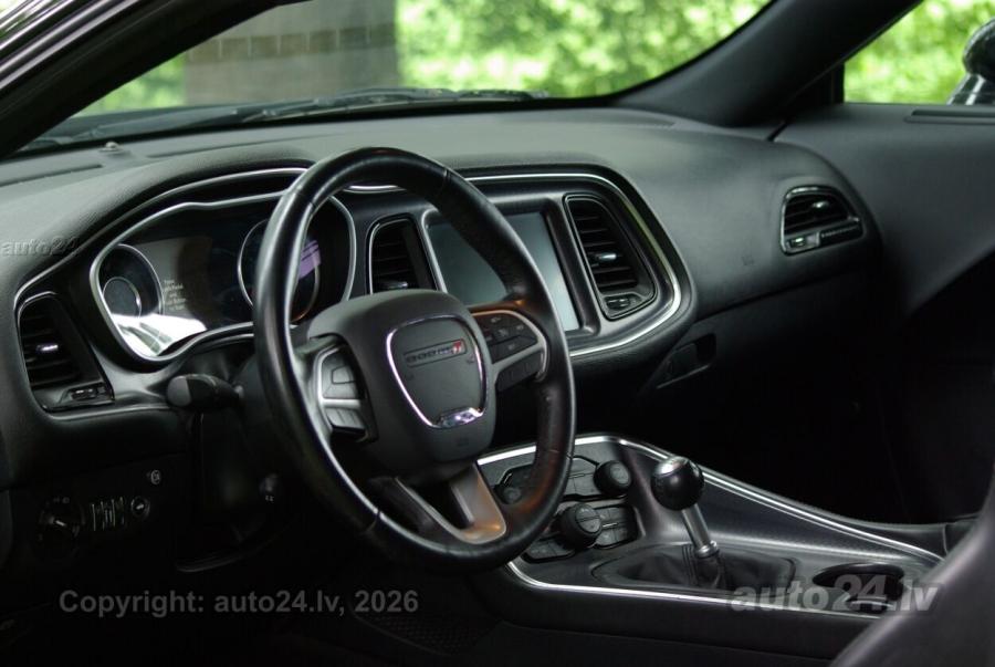 Black Dodge Challenger 2015 in Tartu, with an engine capacity of 6.40 L and mileage of 137 thousand km for 23900 €, photo 10 on AUTOMOTO.COM.LV