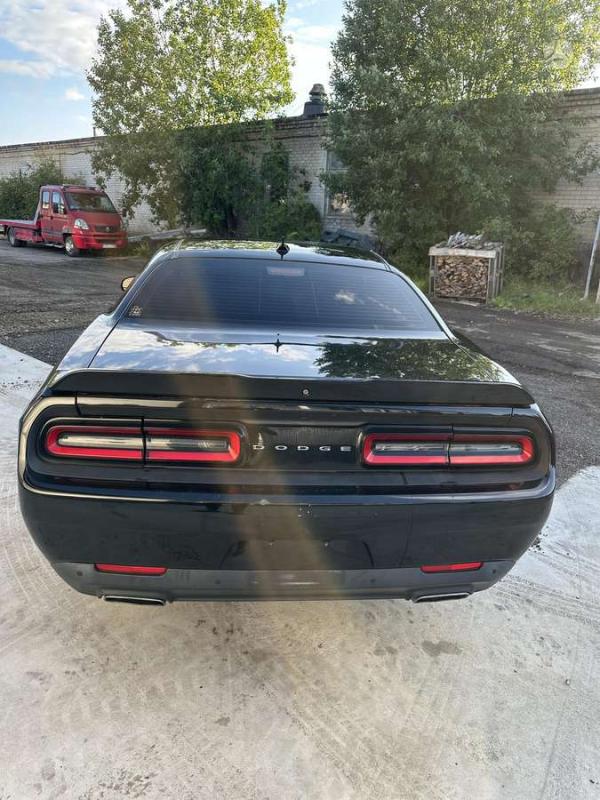 Melns Dodge Challenger 2015 Rietavas, ar dzinēja tilpumu 3.60 L un nobraukumu 154 tūkst. km par 8000 €, foto 4 vietnē AUTOMOTO.COM.LV