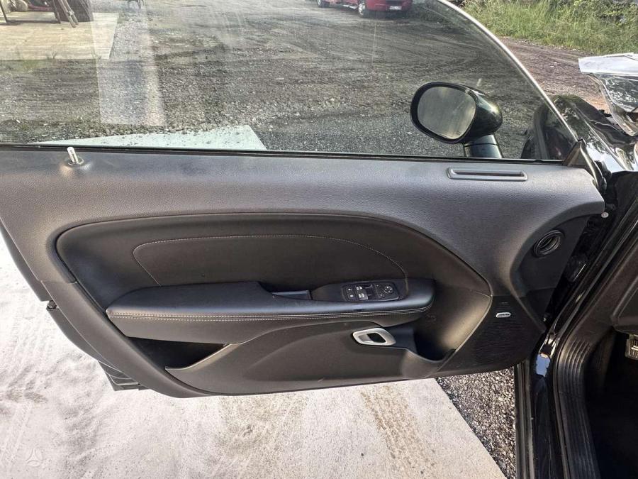 Black Dodge Challenger 2015 in Rietavas, with an engine capacity of 3.60 L and mileage of 154 thousand km for 8000 €, photo 14 on AUTOMOTO.COM.LV