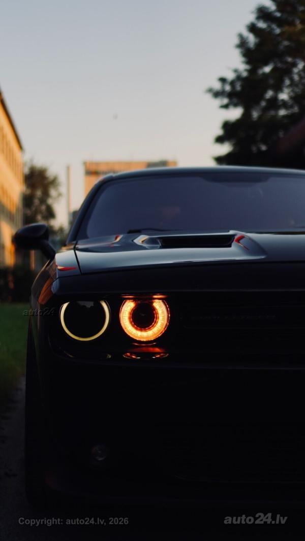 Melns Dodge Challenger 2016 Tallina, ar dzinēja tilpumu 5.70 L un nobraukumu 125 tūkst. km par 29900 €, foto 1 vietnē AUTOMOTO.COM.LV
