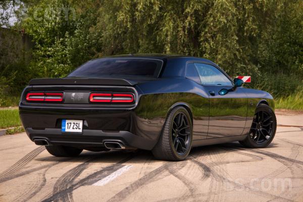 Melns Dodge Challenger 2016 Rīga, ar dzinēja tilpumu 5.70 L un nobraukumu 129 tūkst. km par 27500 €, foto 6 vietnē AUTOMOTO.COM.LV