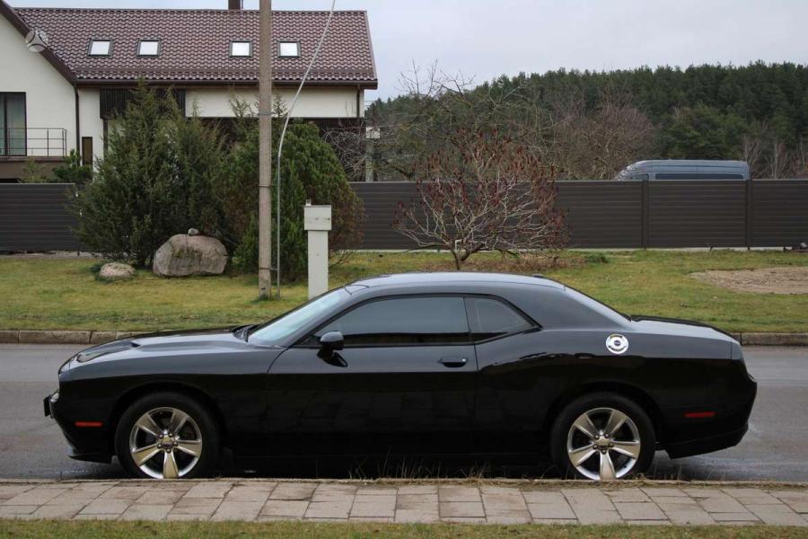 Melns Dodge Challenger 2017 Viļņa, ar dzinēja tilpumu 3.60 L un nobraukumu 193 tūkst. km par 13900 €, foto 4 vietnē AUTOMOTO.COM.LV