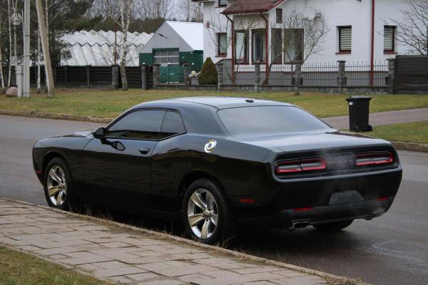Melns Dodge Challenger 2017 Viļņa, ar dzinēja tilpumu 3.60 L un nobraukumu 193 tūkst. km par 13900 €, foto 5 vietnē AUTOMOTO.COM.LV