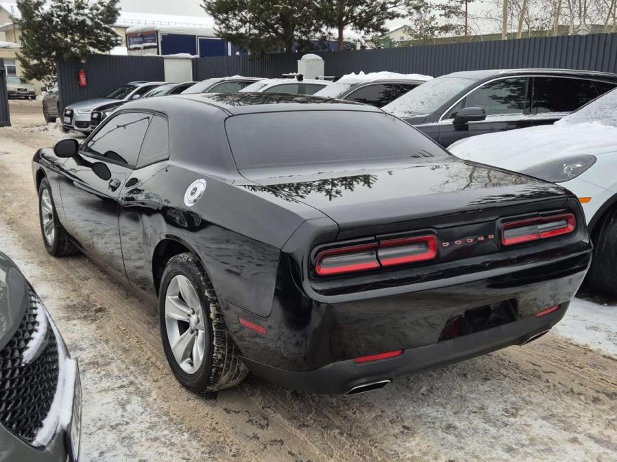 Black Dodge Challenger 2017 in Vilnius, with an engine capacity of 3.60 L and mileage of 193 thousand km for 13600 €, photo 3 on AUTOMOTO.COM.LV
