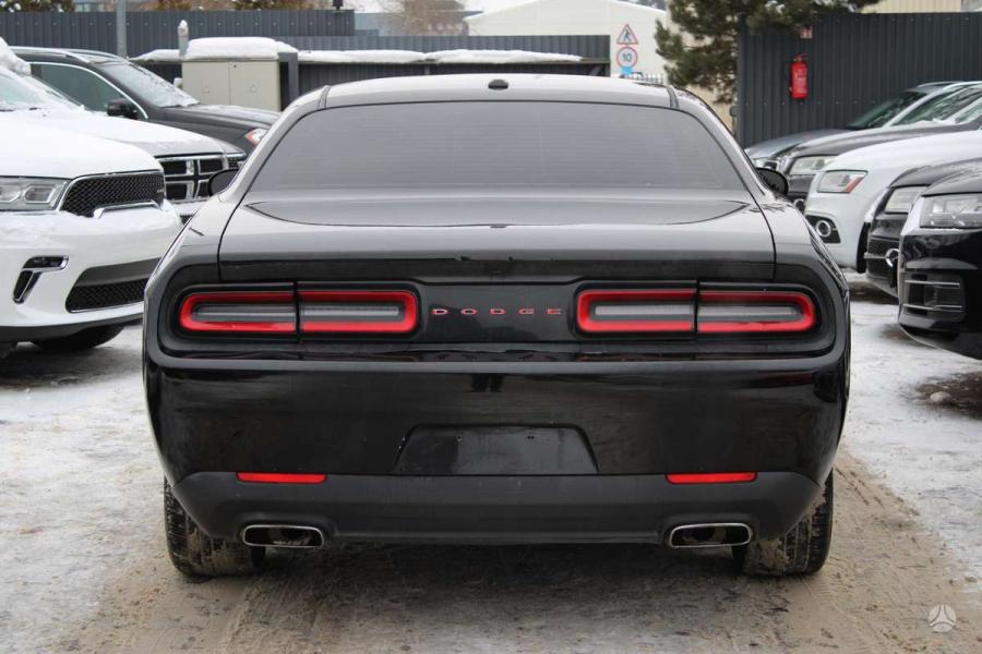 Black Dodge Challenger 2017 in Vilnius, with an engine capacity of 3.60 L and mileage of 193 thousand km for 13600 €, photo 4 on AUTOMOTO.COM.LV