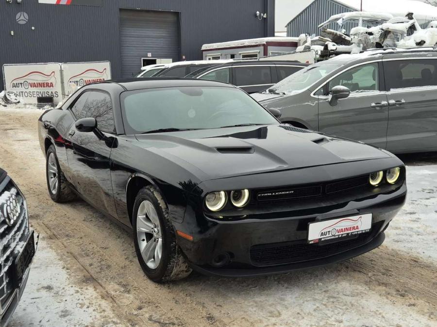 Black Dodge Challenger 2017 in Vilnius, with an engine capacity of 3.60 L and mileage of 193 thousand km for 13600 €, photo 6 on AUTOMOTO.COM.LV
