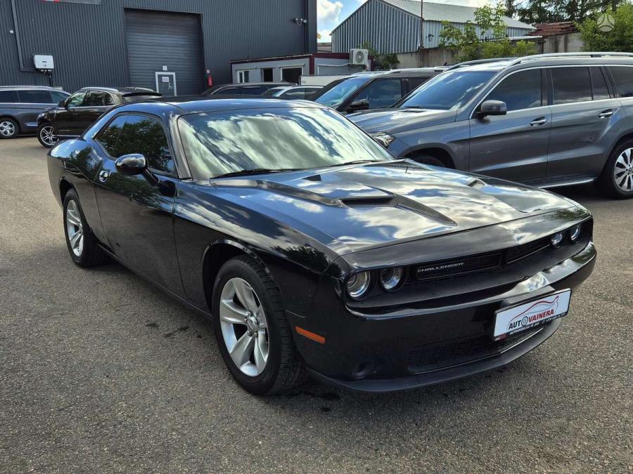 Black Dodge Challenger 2017 in Vilnius, with an engine capacity of 3.60 L and mileage of 193 thousand km for 12900 €, photo 1 on AUTOMOTO.COM.LV