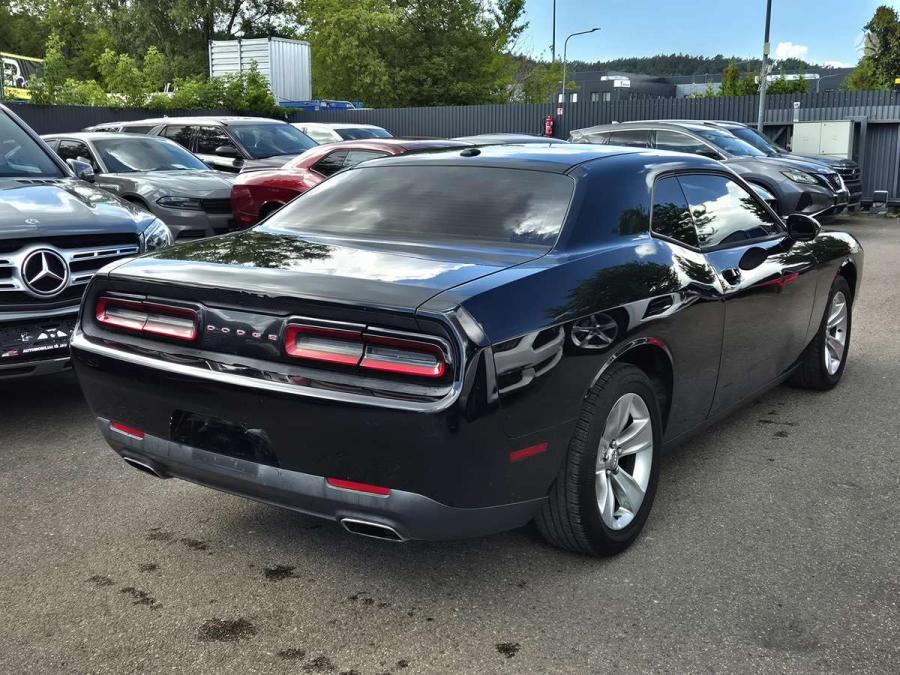 Black Dodge Challenger 2017 in Vilnius, with an engine capacity of 3.60 L and mileage of 193 thousand km for 12900 €, photo 7 on AUTOMOTO.COM.LV