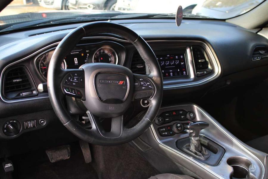 Black Dodge Challenger 2017 in Vilnius, with an engine capacity of 3.60 L and mileage of 193 thousand km for 12900 €, photo 13 on AUTOMOTO.COM.LV