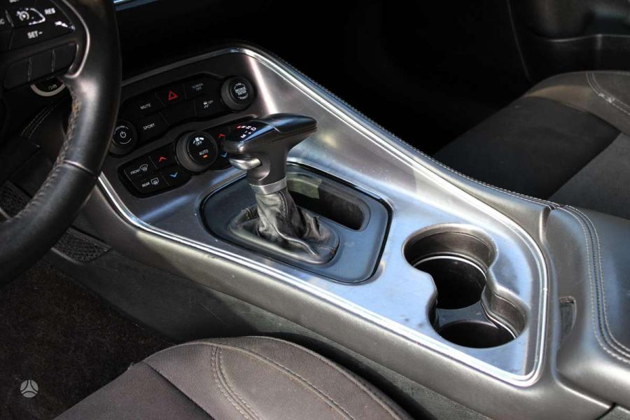 Black Dodge Challenger 2017 in Vilnius, with an engine capacity of 3.60 L and mileage of 193 thousand km for 12900 €, photo 16 on AUTOMOTO.COM.LV