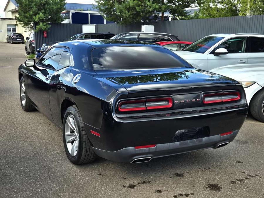 Melns Dodge Challenger 2017 Viļņa, ar dzinēja tilpumu 3.60 L un nobraukumu 193 tūkst. km par 12900 €, foto 5 vietnē AUTOMOTO.COM.LV