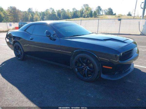 Black Dodge Challenger 2018 in Klaipeda, with an engine capacity of 3.60 L and mileage of 144 thousand km for 4500 €, photo 1 on AUTOMOTO.COM.LV