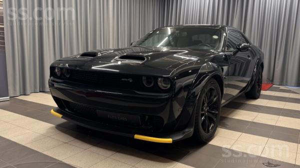Black Dodge Challenger 2018 in Riga, with an engine capacity of 3.60 L and mileage of 130 thousand km for 18990 €, photo 1 on AUTOMOTO.COM.LV