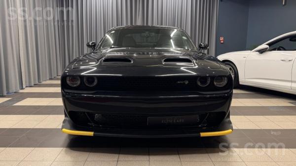 Black Dodge Challenger 2018 in Riga, with an engine capacity of 3.60 L and mileage of 130 thousand km for 18990 €, photo 2 on AUTOMOTO.COM.LV
