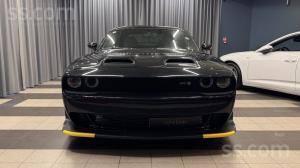 Black Dodge Challenger 2018 in Riga, with an engine capacity of 3.60 L and mileage of 130 thousand km for 18990 €, photo 2 on AUTOMOTO.COM.LV