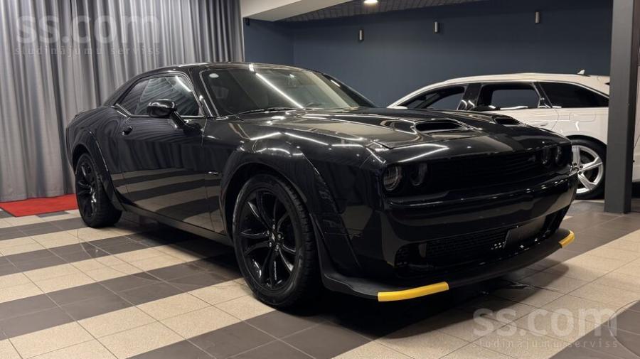 Black Dodge Challenger 2018 in Riga, with an engine capacity of 3.60 L and mileage of 130 thousand km for 18990 €, photo 3 on AUTOMOTO.COM.LV