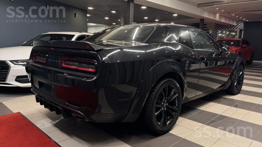 Black Dodge Challenger 2018 in Riga, with an engine capacity of 3.60 L and mileage of 130 thousand km for 18990 €, photo 5 on AUTOMOTO.COM.LV