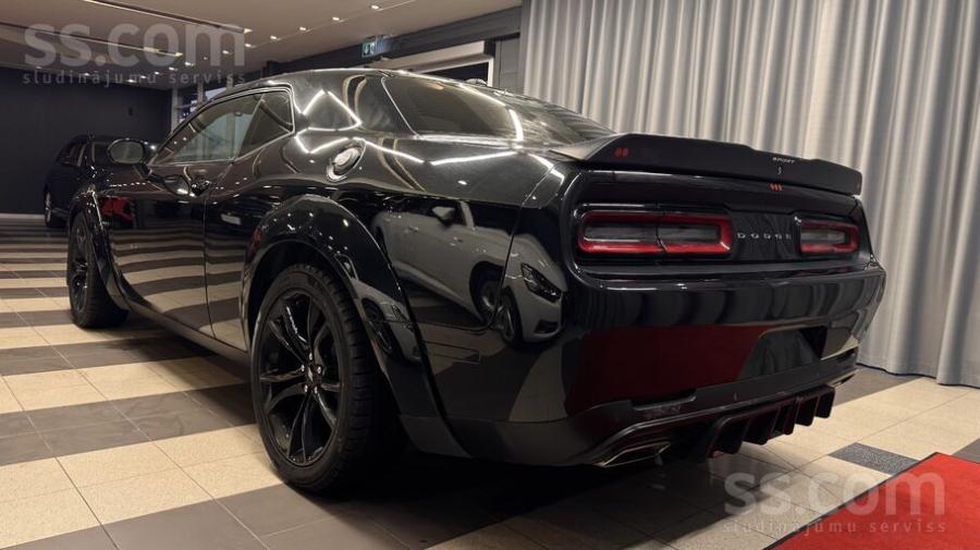 Black Dodge Challenger 2018 in Riga, with an engine capacity of 3.60 L and mileage of 130 thousand km for 18990 €, photo 7 on AUTOMOTO.COM.LV