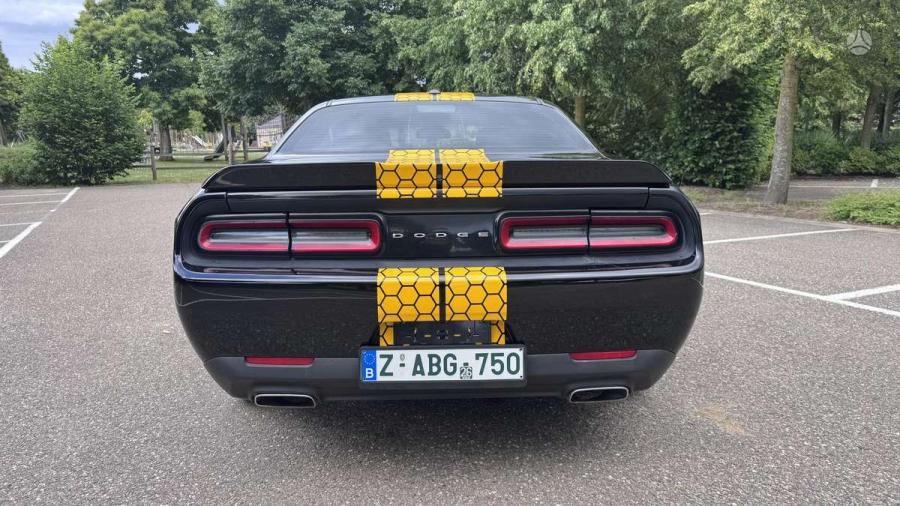 Black Dodge Challenger 2018 in Kaunas, with an engine capacity of 3.60 L and mileage of 169 thousand km for 18650 €, photo 6 on AUTOMOTO.COM.LV