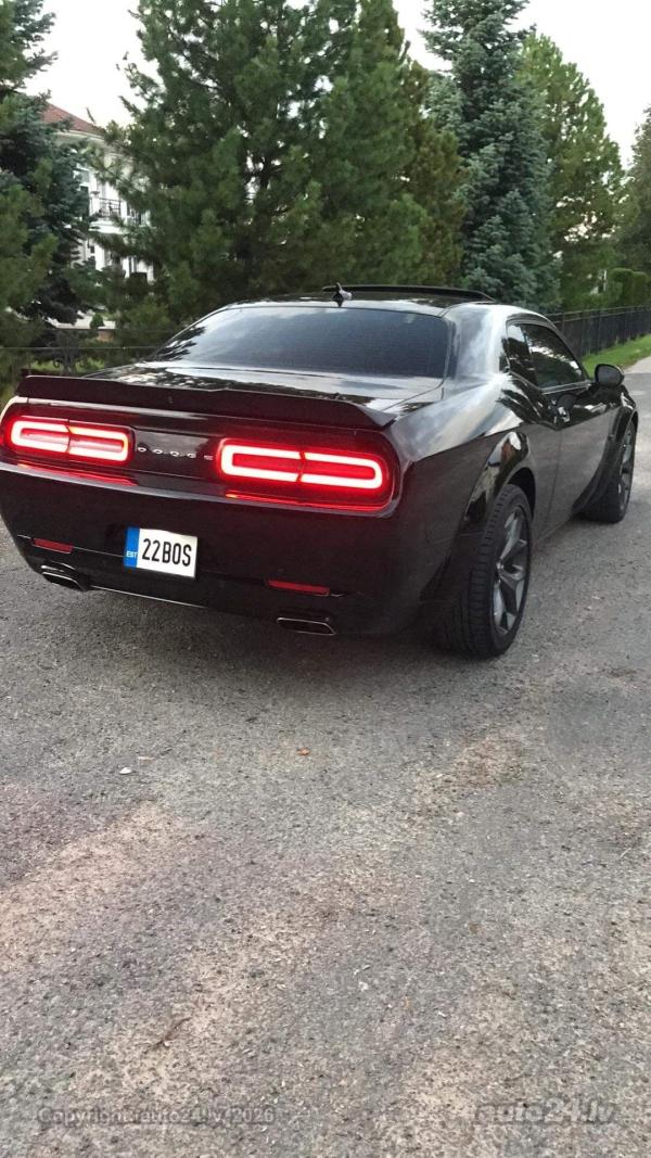 Black Dodge Challenger 2018 in Tallinn, with an engine capacity of 3.60 L and mileage of 120 thousand km for 17999 €, photo 2 on AUTOMOTO.COM.LV