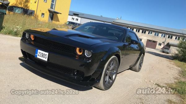 Black Dodge Challenger 2018 in Tallinn, with an engine capacity of 3.60 L and mileage of 120 thousand km for 17999 €, photo 5 on AUTOMOTO.COM.LV