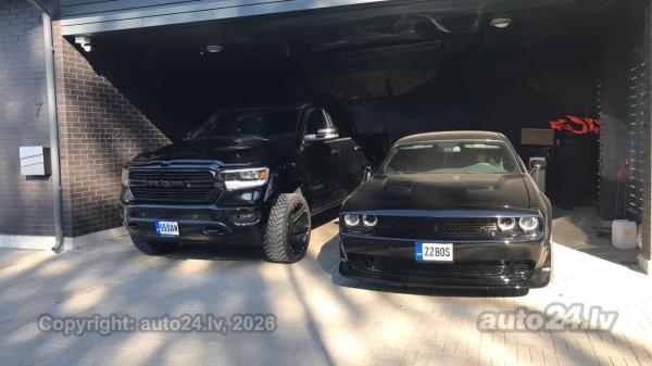 Black Dodge Challenger 2018 in Tallinn, with an engine capacity of 3.60 L and mileage of 120 thousand km for 17999 €, photo 6 on AUTOMOTO.COM.LV