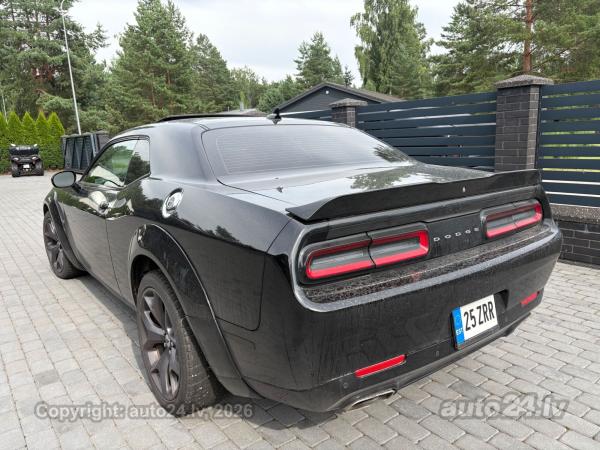 Black Dodge Challenger 2018 in Tallinn, with an engine capacity of 3.60 L and mileage of 120 thousand km for 17999 €, photo 8 on AUTOMOTO.COM.LV