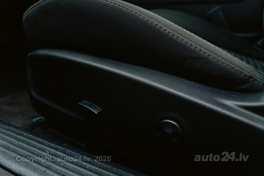 Black Dodge Challenger 2018 in Tallinn, with an engine capacity of 3.60 L and mileage of 206 thousand km for 20500 €, photo 15 on AUTOMOTO.COM.LV