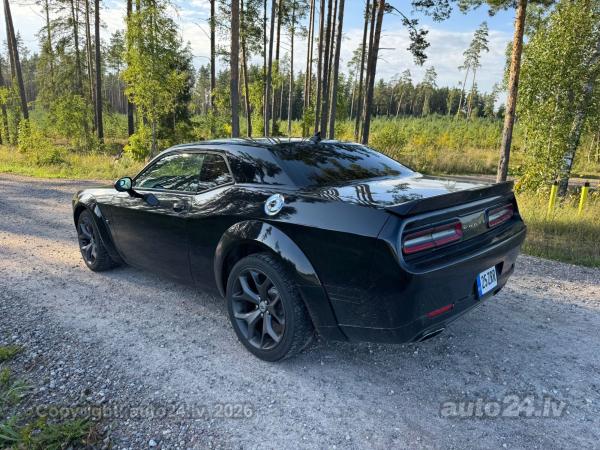 Dodge Challenger 2018 in Voru on AUTOMOTO.COM.LV Black Dodge Challenger 2018 in Voru, with an engine capacity of 3.60 L and mileage of 110 thousand km for 11999 €, photo 5 on AUTOMOTO.COM.LV