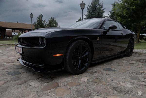 Black Dodge Challenger 2019 in Panevezys, with an engine capacity of 6.40 L and mileage of 56 thousand km for 30000 €, photo 1 on AUTOMOTO.COM.LV