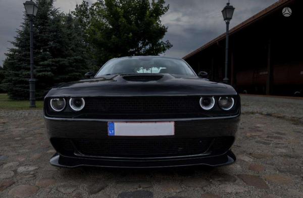 Black Dodge Challenger 2019 in Panevezys, with an engine capacity of 6.40 L and mileage of 56 thousand km for 30000 €, photo 3 on AUTOMOTO.COM.LV