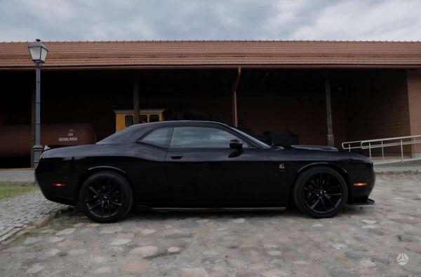 Black Dodge Challenger 2019 in Panevezys, with an engine capacity of 6.40 L and mileage of 56 thousand km for 30000 €, photo 5 on AUTOMOTO.COM.LV