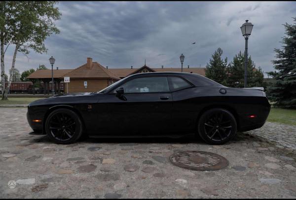Black Dodge Challenger 2019 in Panevezys, with an engine capacity of 6.40 L and mileage of 56 thousand km for 30000 €, photo 7 on AUTOMOTO.COM.LV
