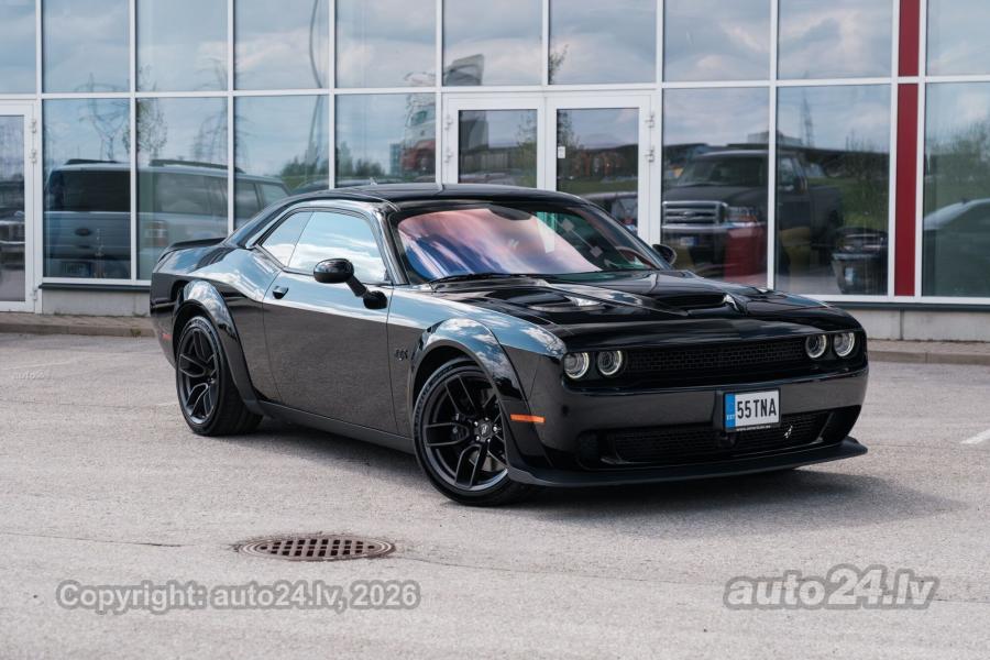 Black Dodge Challenger 2019 in Tallinn, with an engine capacity of 6.40 L and mileage of 25 thousand km for 49900 €, photo 3 on AUTOMOTO.COM.LV