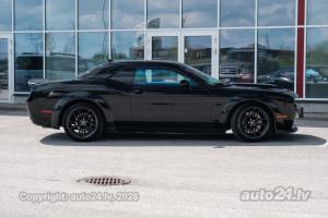 Black Dodge Challenger 2019 in Tallinn, with an engine capacity of 6.40 L and mileage of 25 thousand km for 49900 €, photo 4 on AUTOMOTO.COM.LV