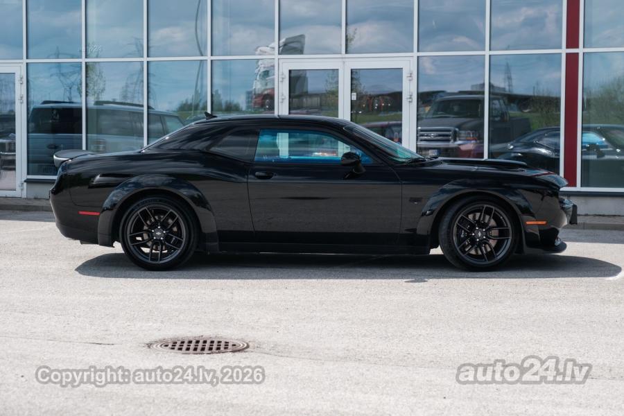 Black Dodge Challenger 2019 in Tallinn, with an engine capacity of 6.40 L and mileage of 25 thousand km for 49900 €, photo 4 on AUTOMOTO.COM.LV