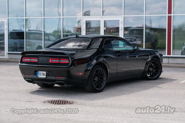 Black Dodge Challenger 2019 in Tallinn, with an engine capacity of 6.40 L and mileage of 25 thousand km for 49900 €, photo 4 on AUTOMOTO.COM.LV