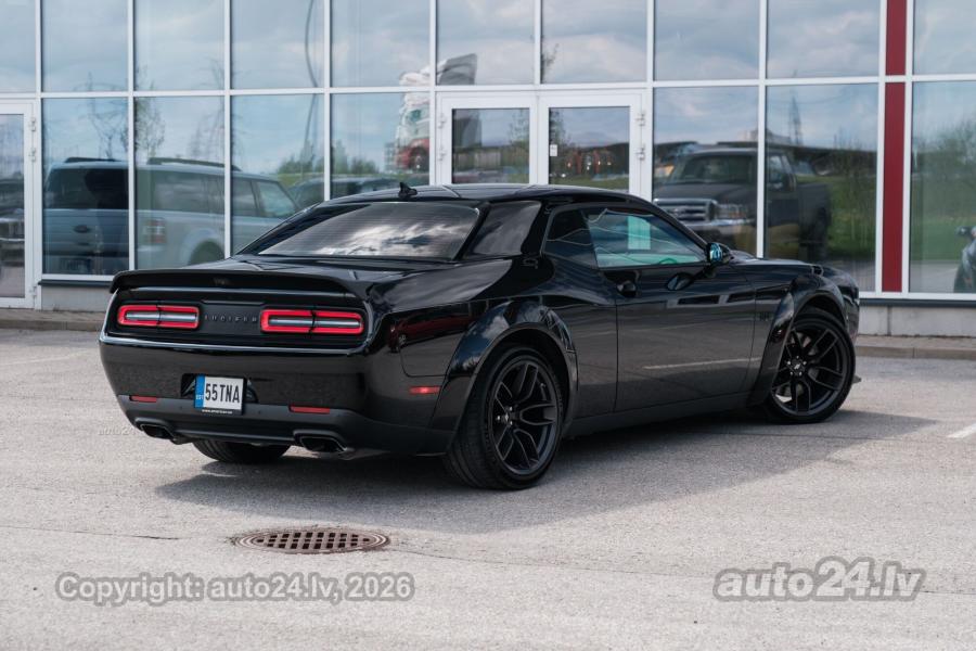 Black Dodge Challenger 2019 in Tallinn, with an engine capacity of 6.40 L and mileage of 25 thousand km for 49900 €, photo 5 on AUTOMOTO.COM.LV