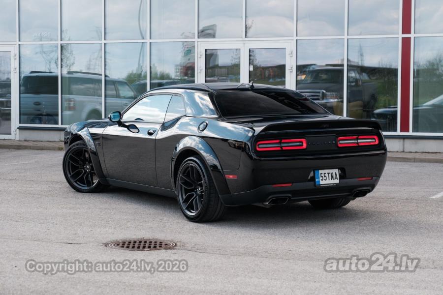 Black Dodge Challenger 2019 in Tallinn, with an engine capacity of 6.40 L and mileage of 25 thousand km for 49900 €, photo 6 on AUTOMOTO.COM.LV