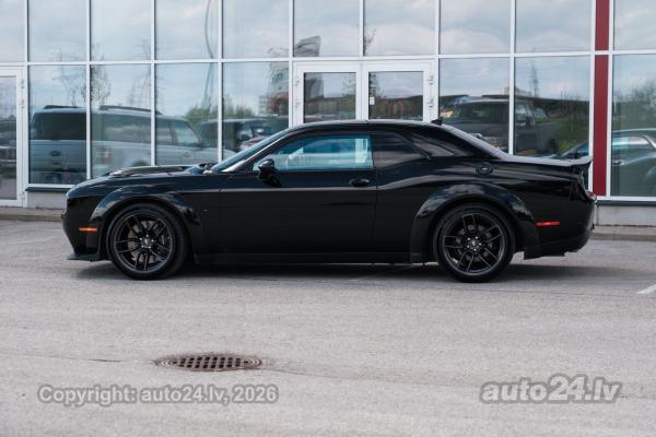 Black Dodge Challenger 2019 in Tallinn, with an engine capacity of 6.40 L and mileage of 25 thousand km for 49900 €, photo 6 on AUTOMOTO.COM.LV