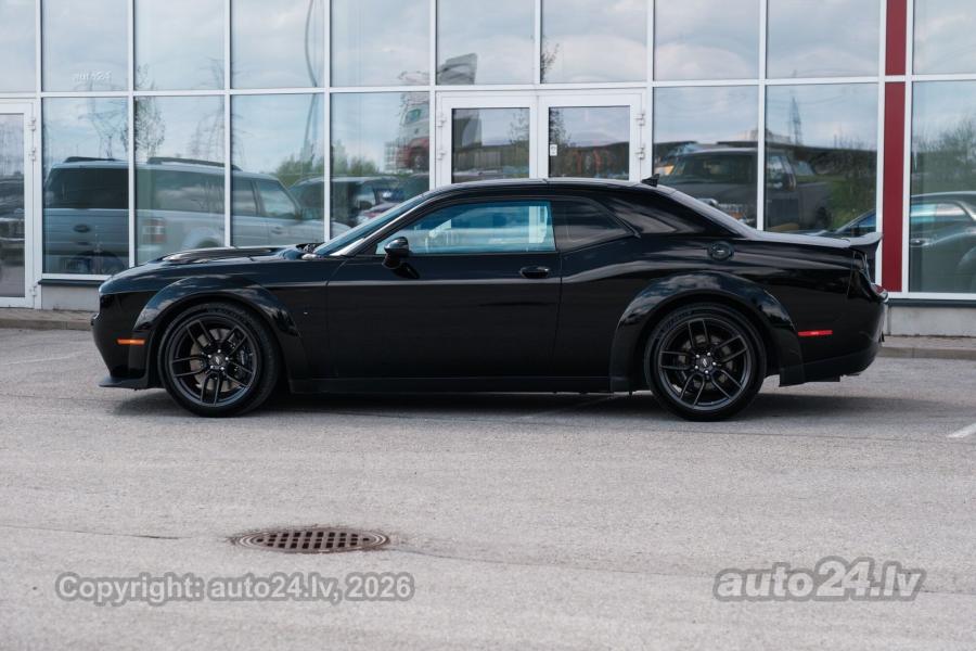 Black Dodge Challenger 2019 in Tallinn, with an engine capacity of 6.40 L and mileage of 25 thousand km for 49900 €, photo 7 on AUTOMOTO.COM.LV