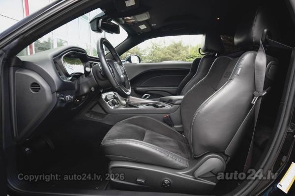Black Dodge Challenger 2019 in Tallinn, with an engine capacity of 6.40 L and mileage of 25 thousand km for 49900 €, photo 8 on AUTOMOTO.COM.LV