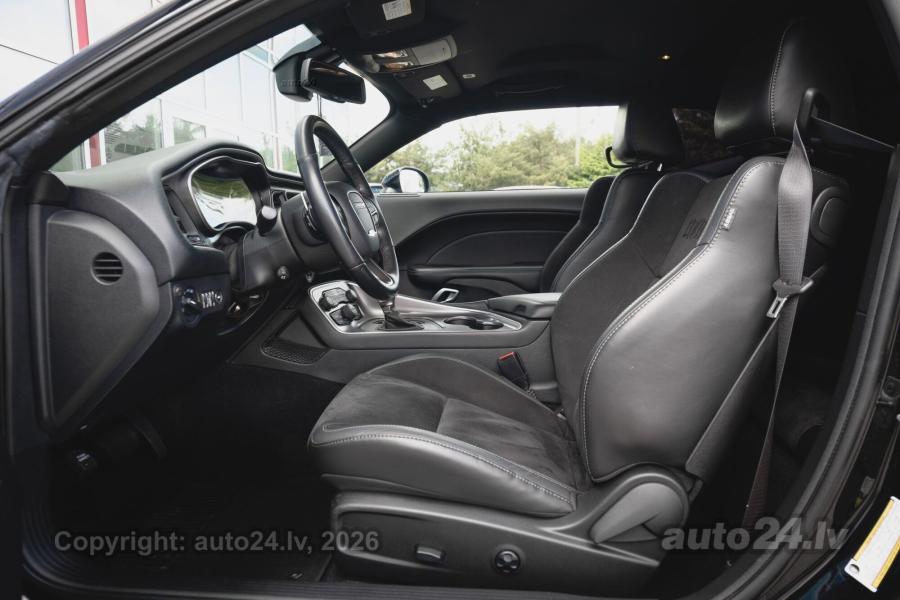 Black Dodge Challenger 2019 in Tallinn, with an engine capacity of 6.40 L and mileage of 25 thousand km for 49900 €, photo 9 on AUTOMOTO.COM.LV