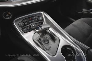Black Dodge Challenger 2019 in Tallinn, with an engine capacity of 6.40 L and mileage of 25 thousand km for 49900 €, photo 17 on AUTOMOTO.COM.LV