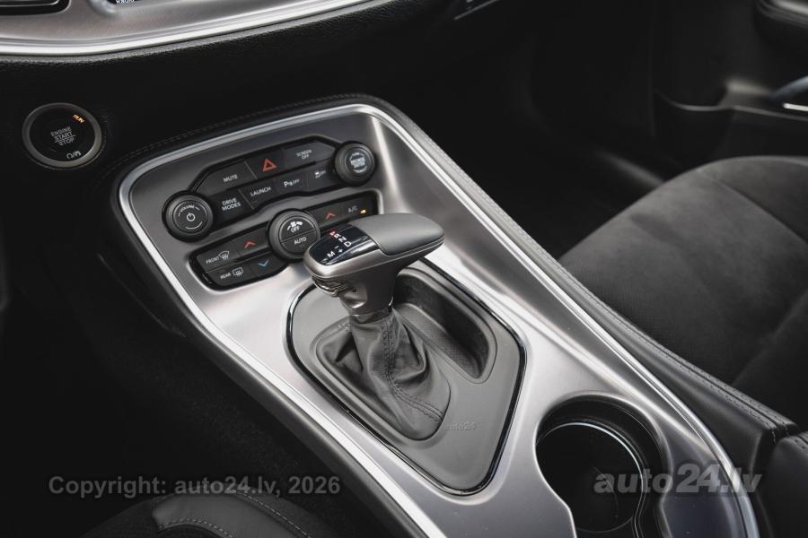 Black Dodge Challenger 2019 in Tallinn, with an engine capacity of 6.40 L and mileage of 25 thousand km for 49900 €, photo 17 on AUTOMOTO.COM.LV