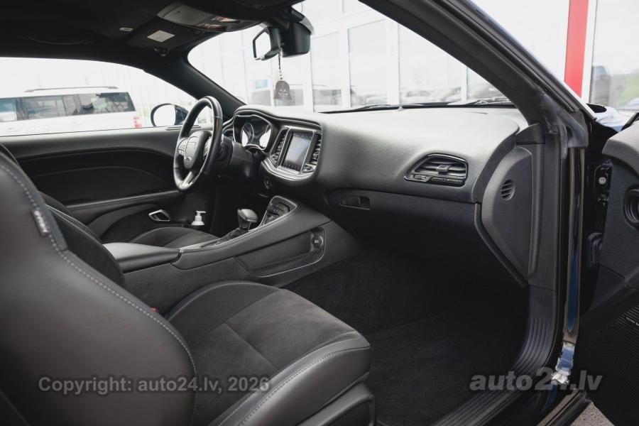 Black Dodge Challenger 2019 in Tallinn, with an engine capacity of 6.40 L and mileage of 25 thousand km for 49900 €, photo 18 on AUTOMOTO.COM.LV