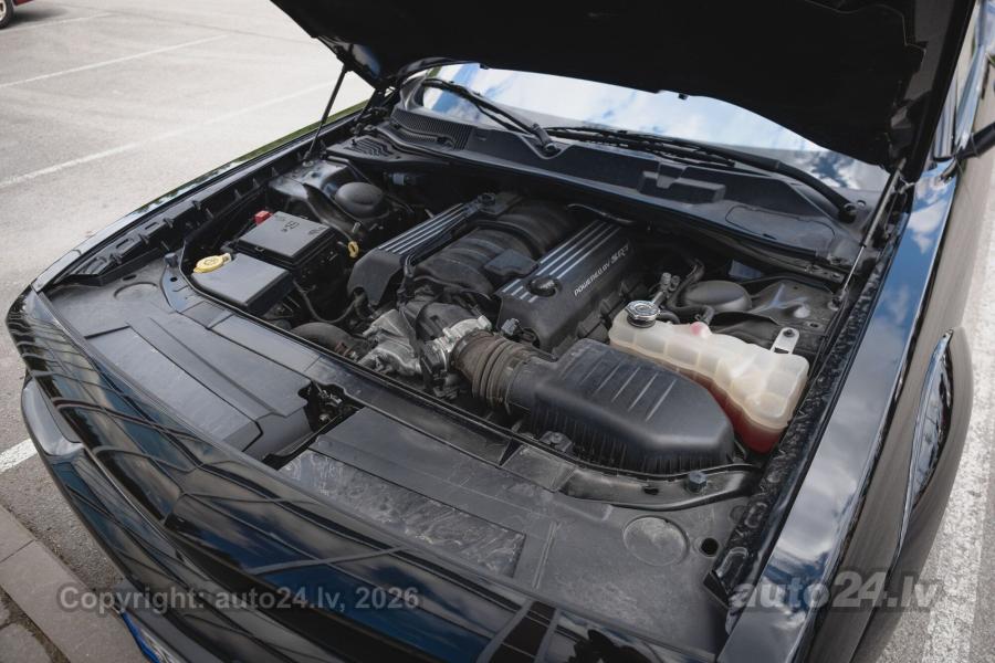 Black Dodge Challenger 2019 in Tallinn, with an engine capacity of 6.40 L and mileage of 25 thousand km for 49900 €, photo 26 on AUTOMOTO.COM.LV
