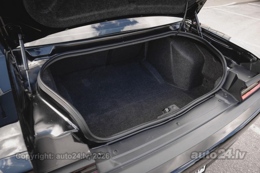 Black Dodge Challenger 2019 in Tallinn, with an engine capacity of 6.40 L and mileage of 25 thousand km for 49900 €, photo 28 on AUTOMOTO.COM.LV