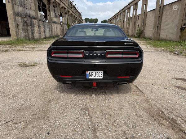 Black Dodge Challenger 2019 in Klaipeda, with an engine capacity of 3.60 L and mileage of 99 thousand km for 14999 €, photo 6 on AUTOMOTO.COM.LV
